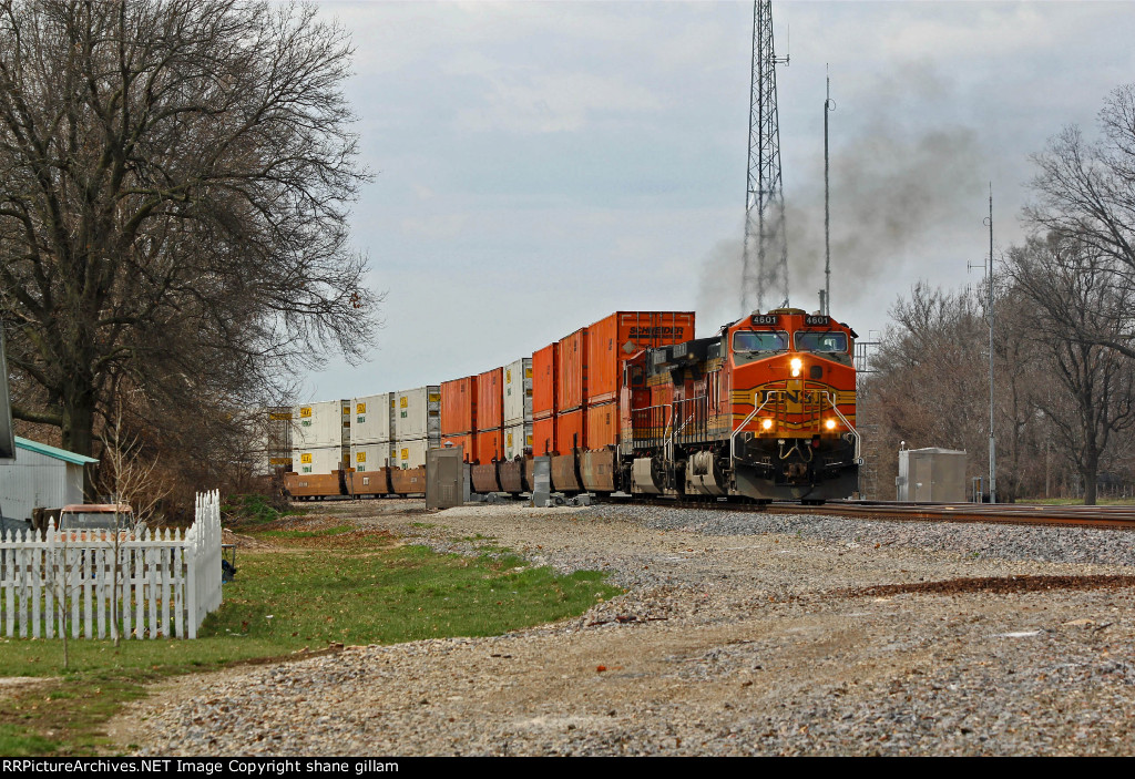 BNSF 4601 leads the PHXCHI Eb into hardin Mo.